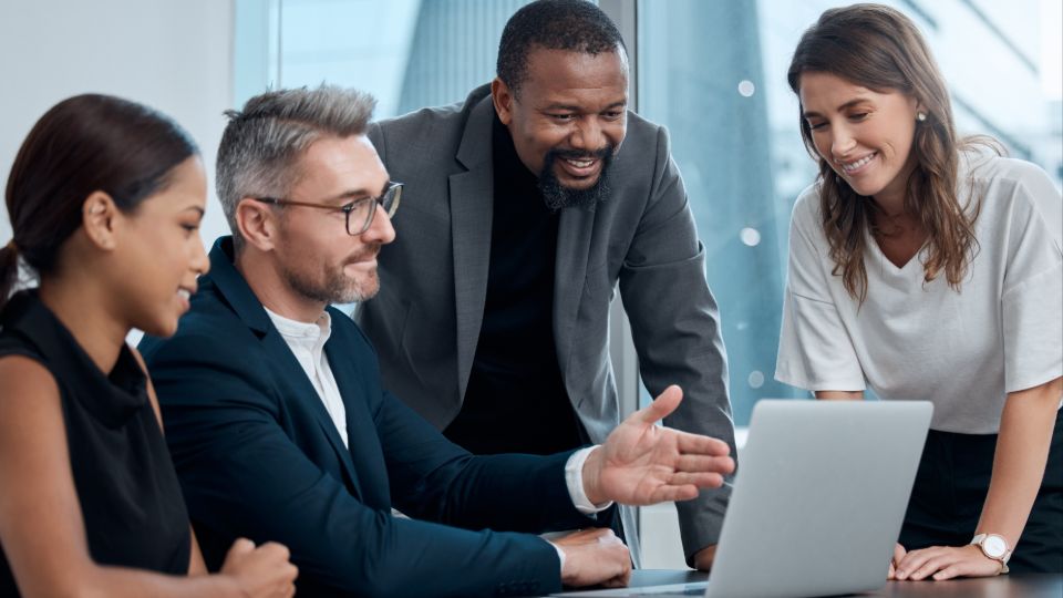 ¿Cómo adaptar Scrum para equipos más grandes?