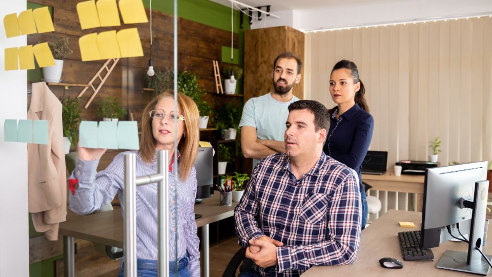 ¿Cuál es el rol de un Product Owner en un equipo Scrum?