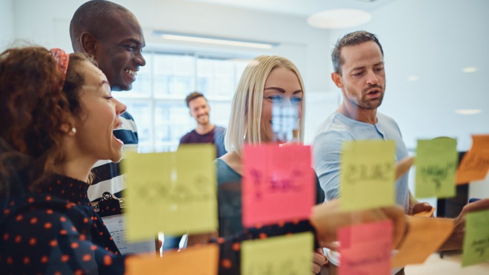 ¿Cuáles son los componentes clave de un marco Scrum?